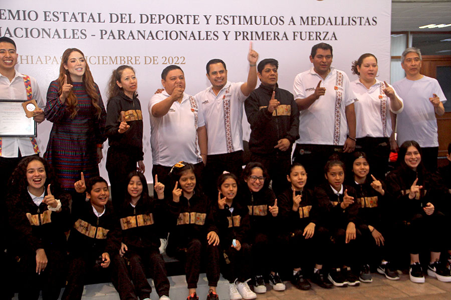 Tania Robles les manifestó a las y los medallistas poner siempre el ...