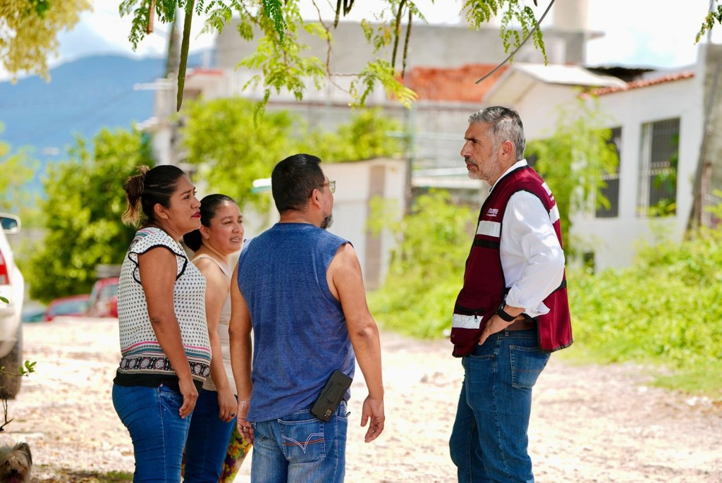 Ángel Torres recorre las calles y escucha a habitantes de la colonia ...