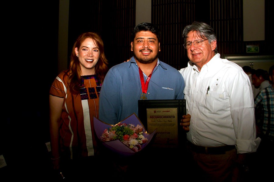 Acompaña Tania Robles al atleta Max García Betanzos a recibir el Premio ...