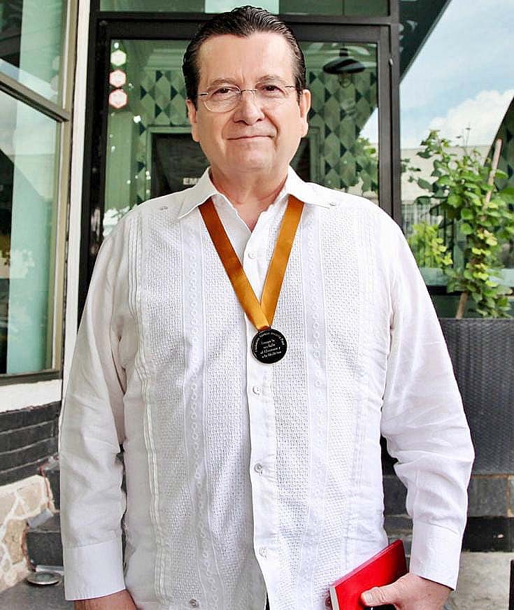 Recibió el distinguido Doctor Hernán León Velasco medalla de oro al ...